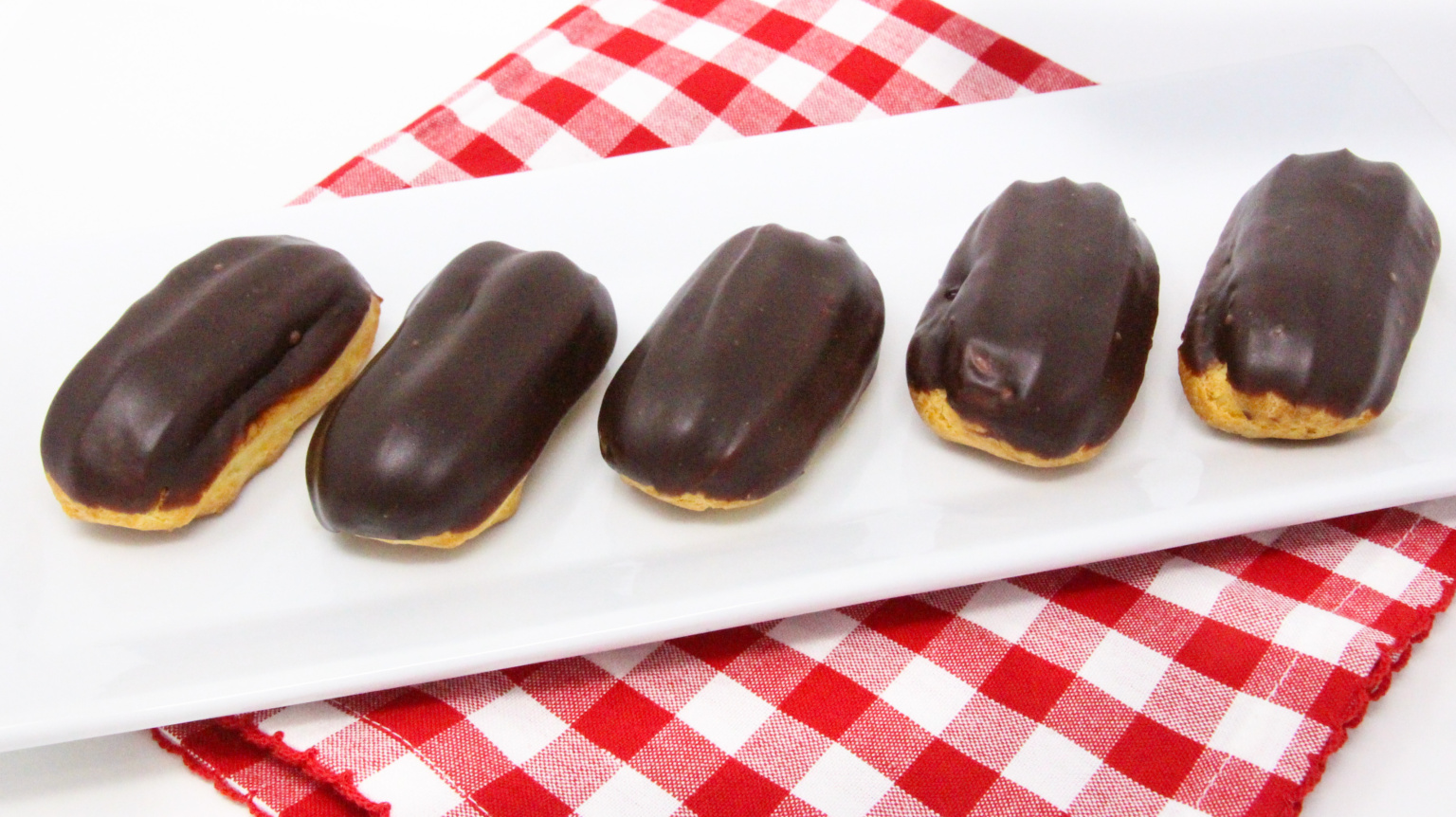 Easy-Peasy Chocolate Eclairs - Cinnamon and Sugar